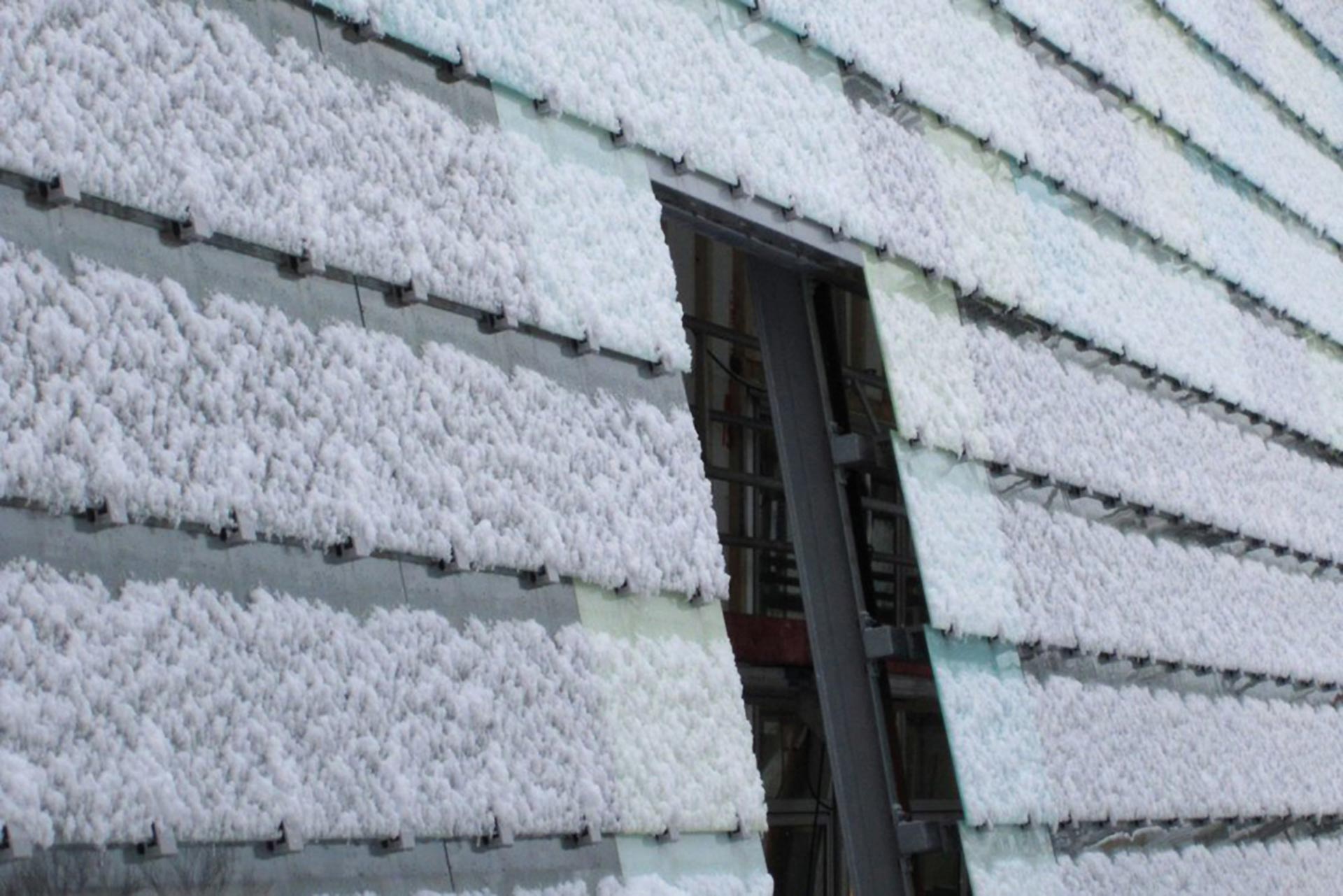Bergen-university-colored-glass-rainscreens-snow - Bendheim Rainscreens